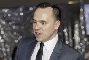 Head Tilt Meaning In Body Language (Full Fact)